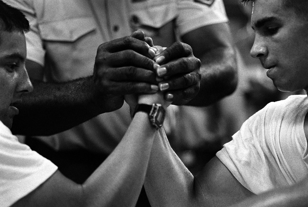 Omdenken - Armpje drukken